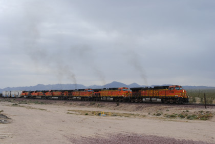 At CP Hutt, BNSF 7376 West was waiting.
