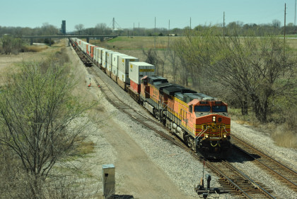 BNSF 5012 East just east of Carrollton.