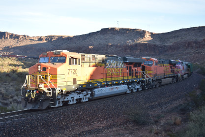 BNSF 7220 West with DPUs 1098, 1032 and 6931 in Kingman Canyon.