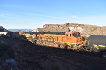 BNSF 7220 West with DPUs 1098, 1032 and 6931 in Kingman Canyon.