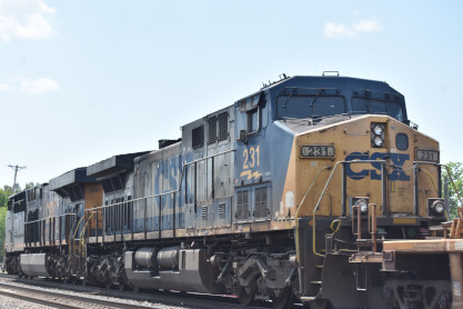 CSX 3062 West with CSX 231 came blasting through New London.