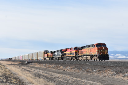 BNSF 6416 West at Stronghold.