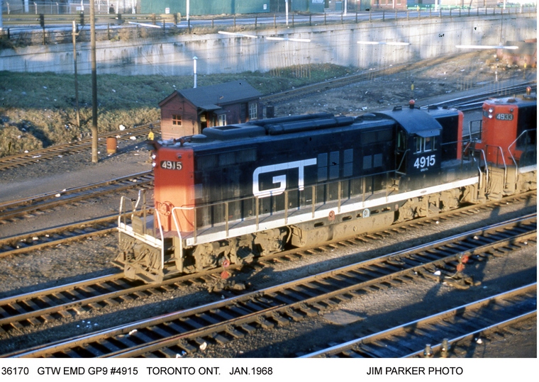 GT 4915_4933 westbound at Bathurst Street.