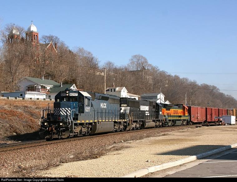 Note: HLCX 6217 ex QNS&L 242.at Prescott, WI March 9,2006 Aaron Florin