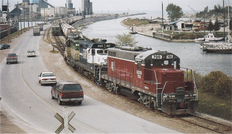 GEXR 700_GSWR_2127_GEXR_177_XXXX with a big cut of salt covered hoppers.