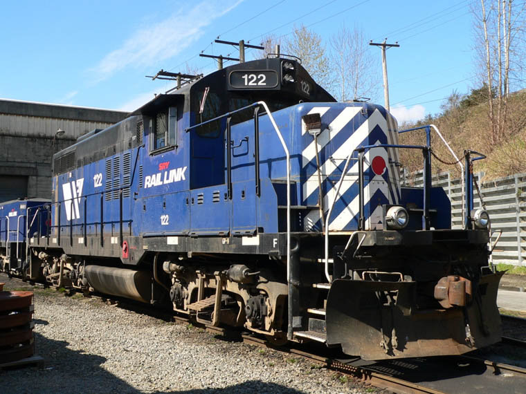 122 is mother unit to supply power to slug 001. GP9 EMD 22747 8/1957 ex MRL 122 ex BN 1929 nee ...