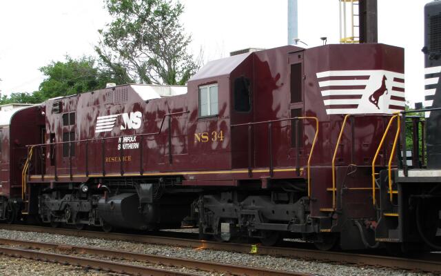 and on the hind end research car NS 33 (built by Pullman-Standard for Union Pacific as UP 5441 ...