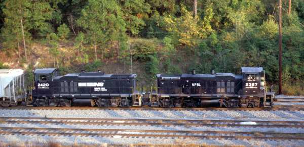 NS 2367 ex SOU MP15DC with NPBL markings and NS 2420 ex SOU MP15DC.